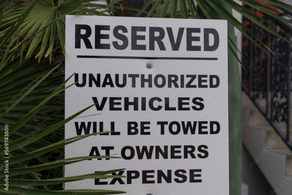 Foto de Signage with Reserved Unauthorized Vehicles Will Be Towed at ...