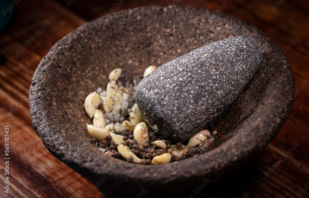 Molcajete mortero mexicano, moliendo ajo pimienta y sal foto de Stock ...