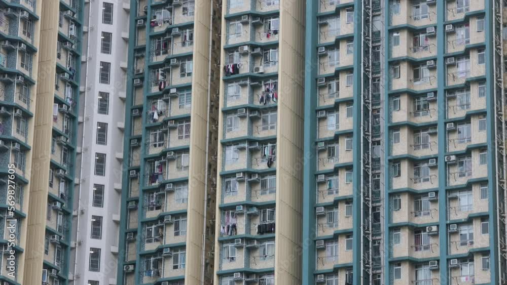 Vidéo Stock A view of the facade and windows of a crowded high-rise ...