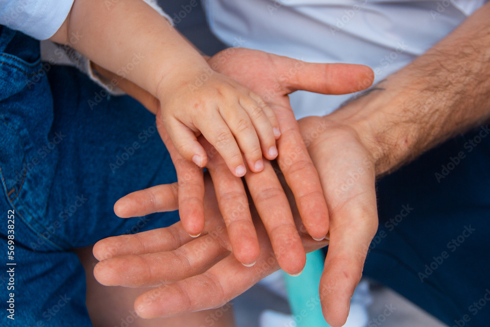 Foto de The hand of dad and husband supports the hand of mom and wife ...