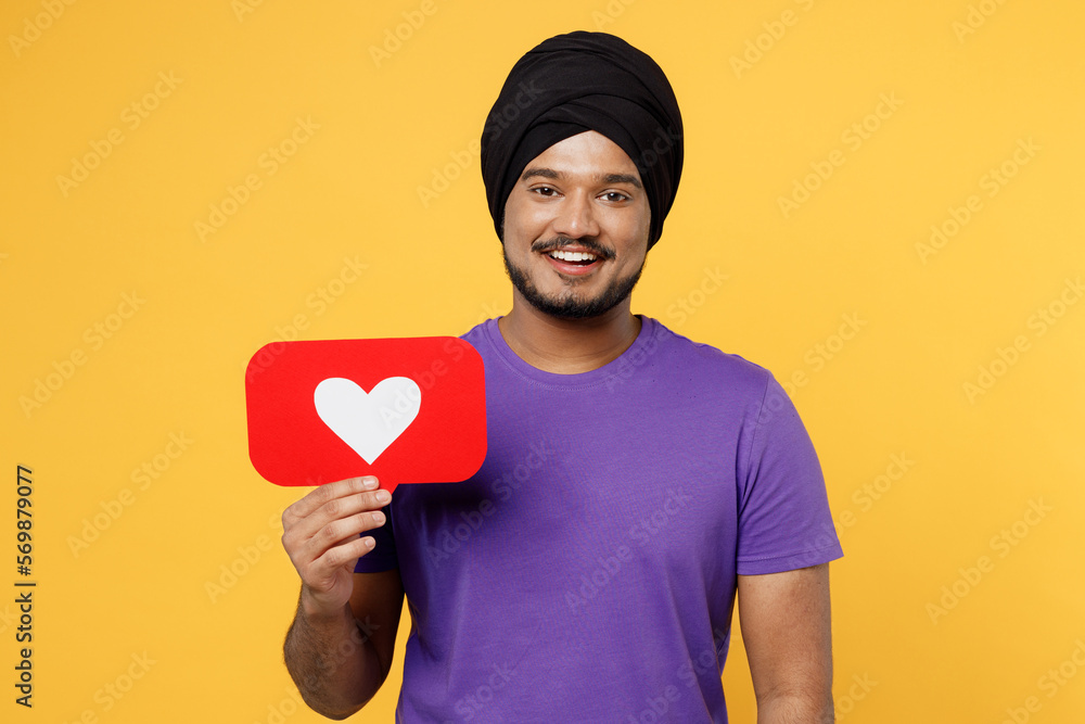 Foto de Fun devotee Sikh Indian man tie his traditional turban dastar ...