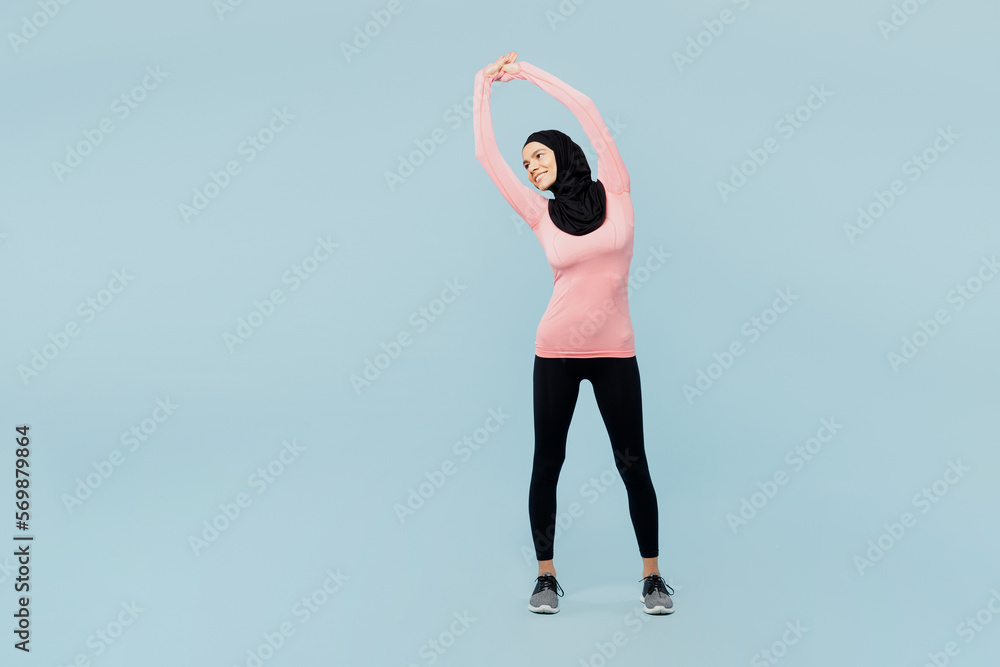 Foto de Full body young muslim fitness trainer sporty woman wear pink ...