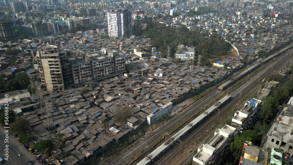Video „Aerial static shot showing trains passing next to Dharavi slums ...