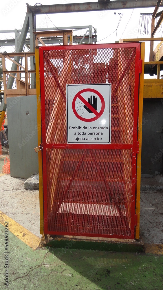 Puerta de acceso cerrada con candado y cartel de no ingresar Stock ...