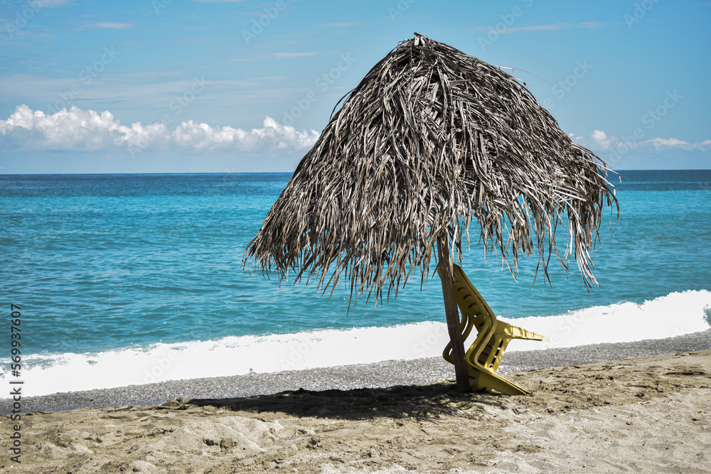 Playa de La Guaira, Venezuela, con sombrilla tropical Stock Photo ...