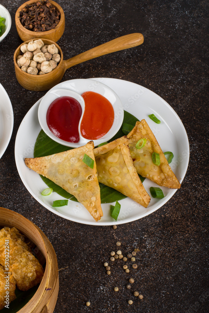 Crispy fried samosa filling of mashed potato, peas and spices with ...