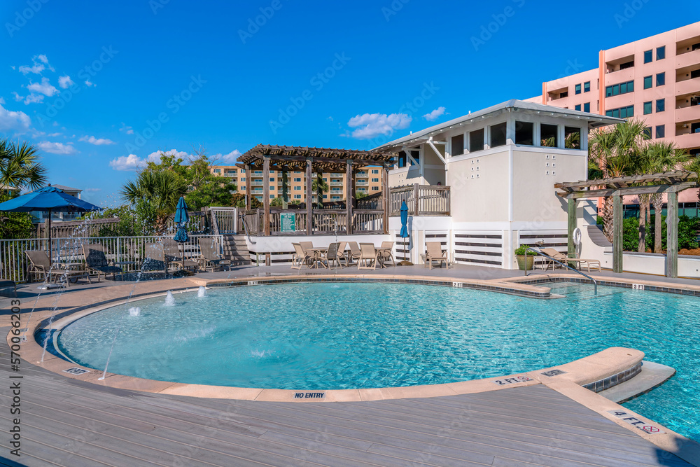 Foto de DESTIN, FLORIDA - CIRCA MAY, 2022: Private pool against ...
