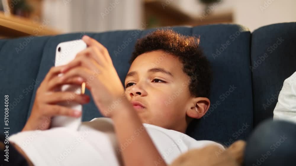 Vidéo Stock Relaxed african american little boy hold smartphone ...