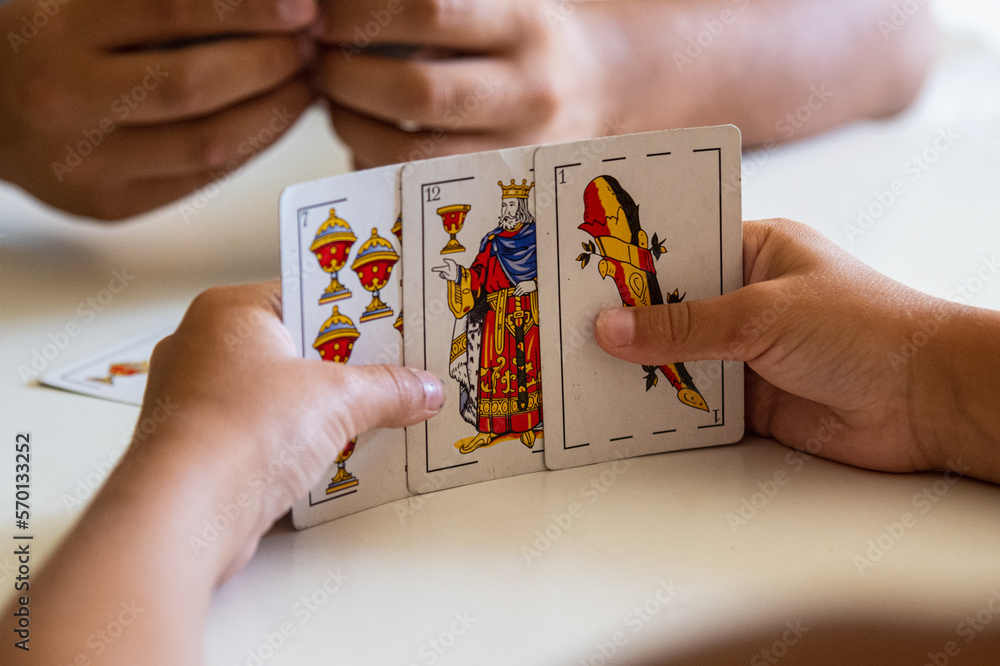 primer plano de mano jugando al truco juego tipico argentino padre con ...