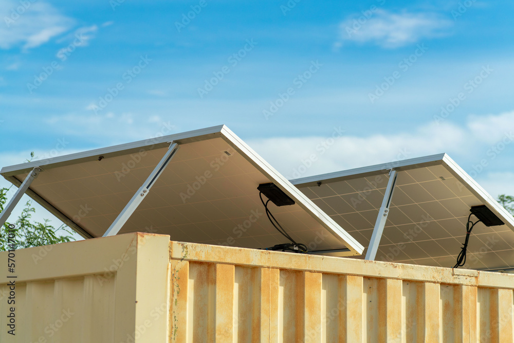 Foto de Back view of solar of photovoltaic pannels on top of white ...