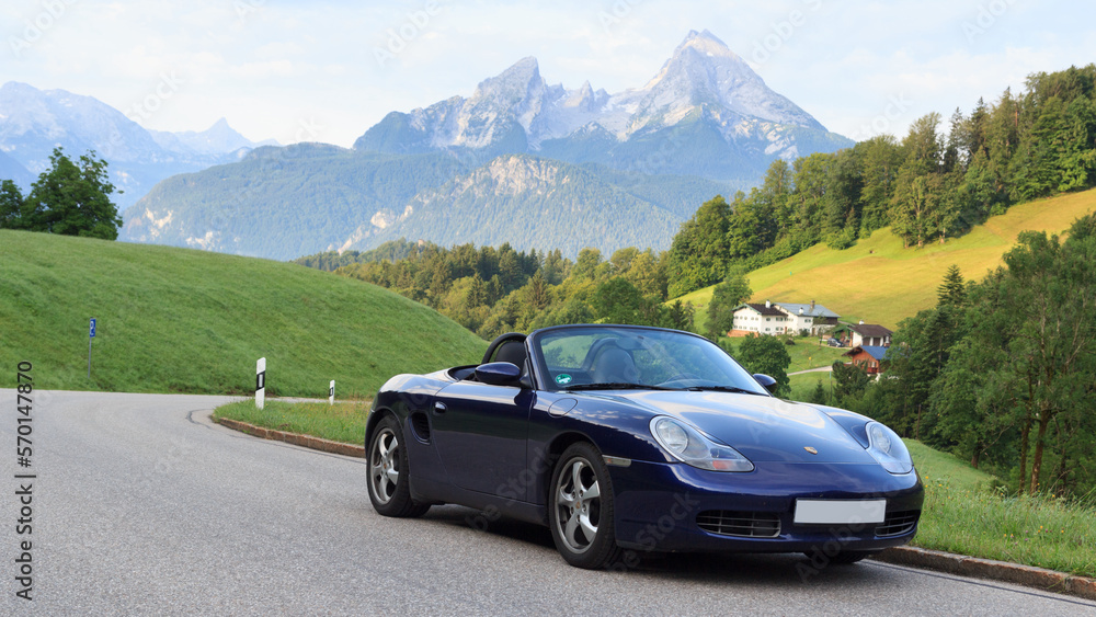 Foto de Berchtesgaden, Germany - July 25, 2021: Blue roadster Porsche ...