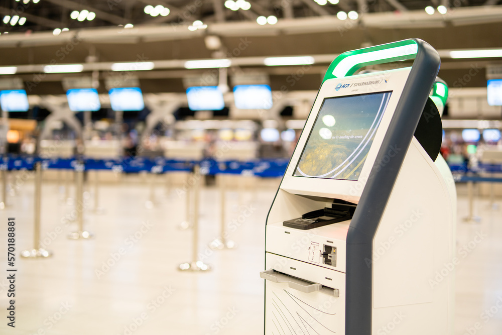 Foto de BANGKOK, THAILAND - January 21, 2023: Self-service check-in ...