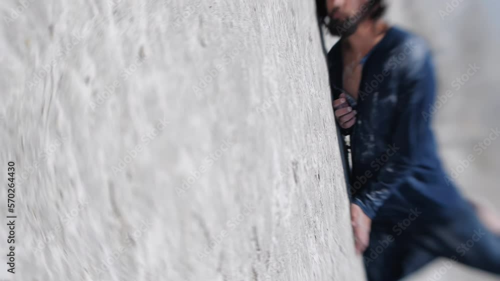 Vidéo Stock lonely exhausted traveler walks through the desert. long ...