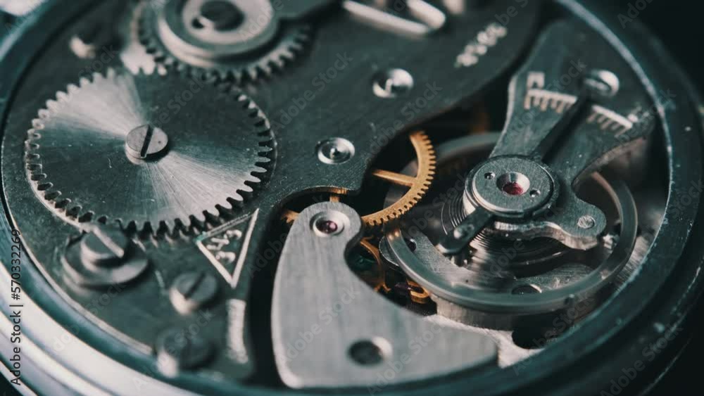 Vidéo Stock Clock mechanism rotates close-up. Vintage round stopwatch ...