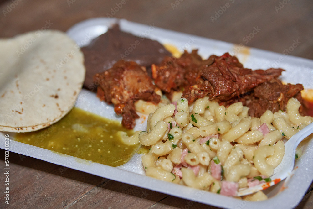 Carne Enchilada, con sopa fría, salsa verde, pasta de frijol y ...