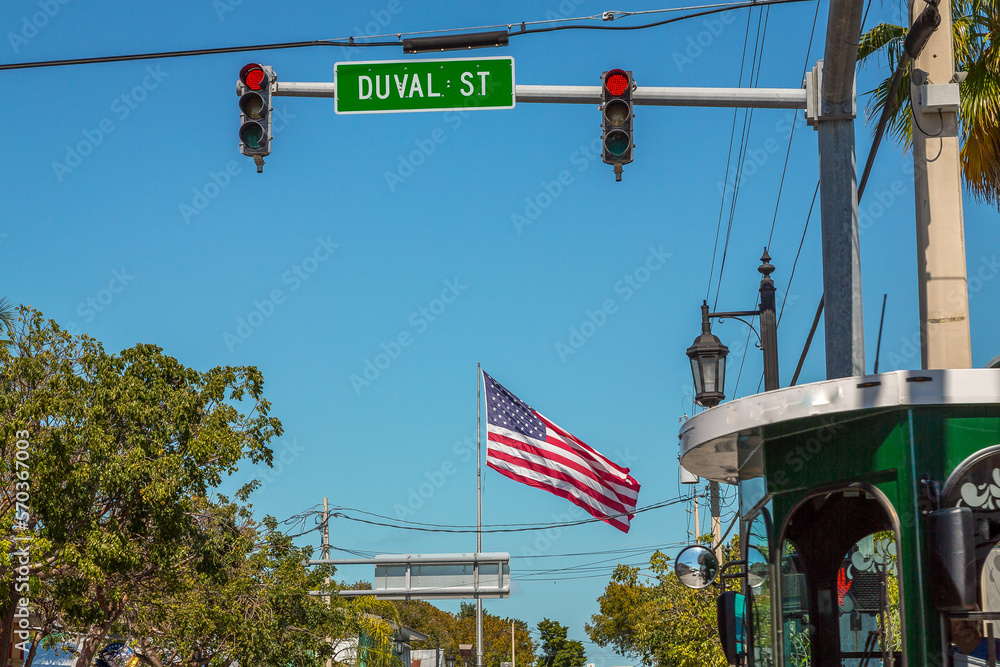 Foto de Duval Street sign in the Florida Keys. Street view in the ...