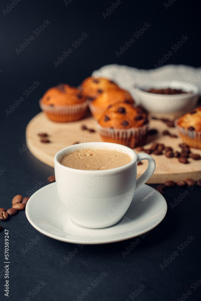 Taza de café, desayuno con muffins de chocolate, en una bandeja de ...