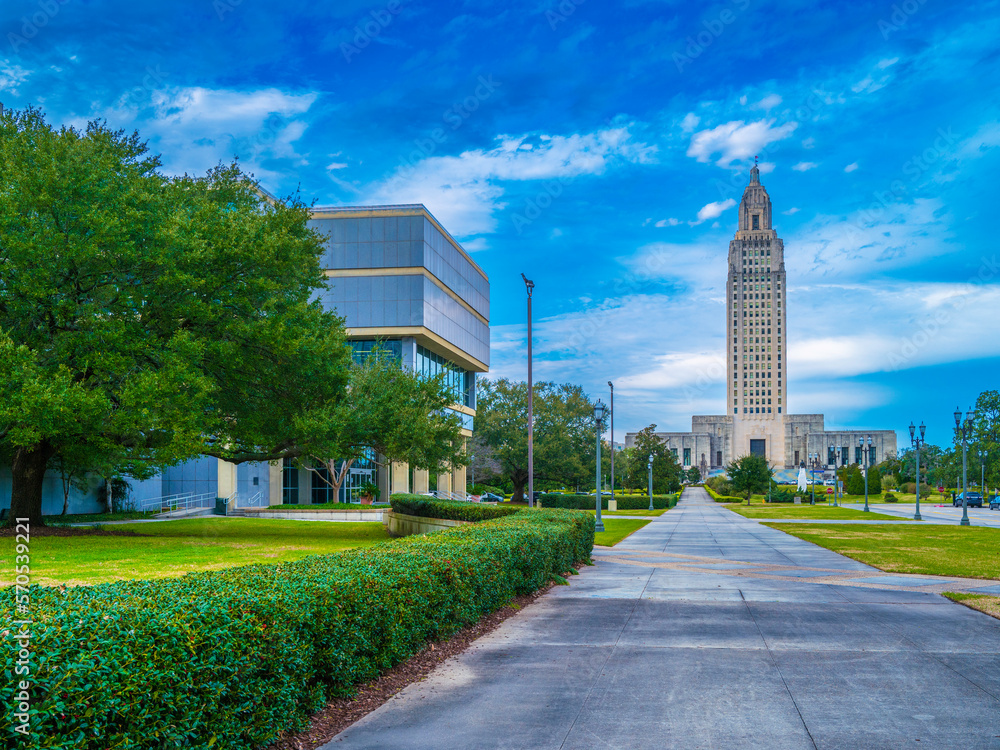 Fotka „Louisiana State Capitol and the sidewalks with modern buildings ...
