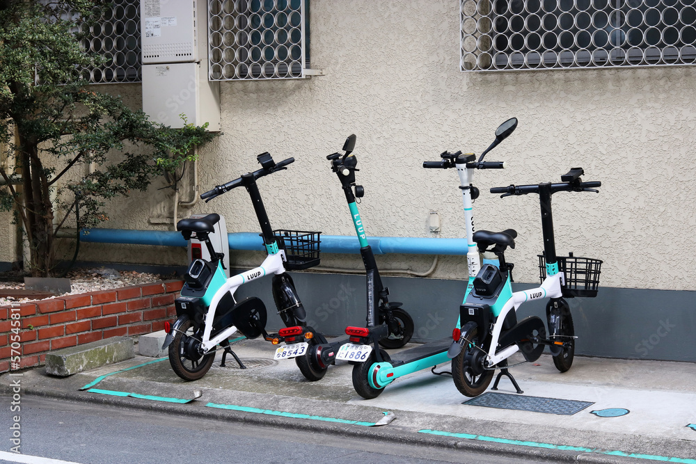 Foto de TOKYO, JAPAN - February 2, 2023: A Luup rental e-scooter and a ...