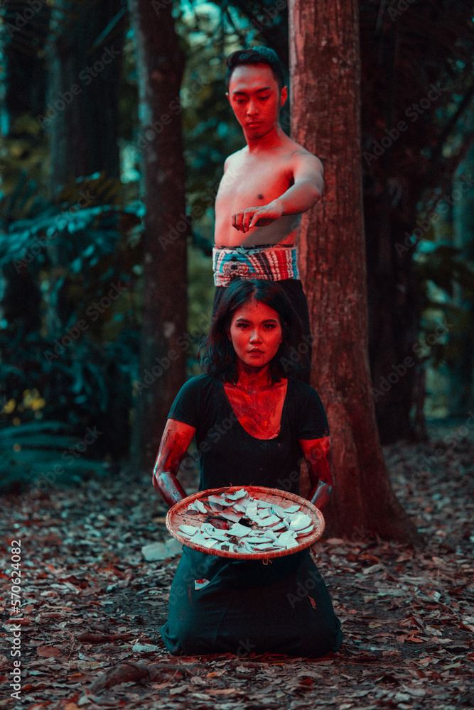 Foto de a couple of serial killers have bodies covered in blood and are ...