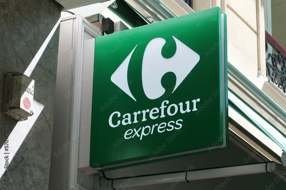 Enseigne / logo d'un supermarché Carrefour Express à Paris – mai 2021 ...