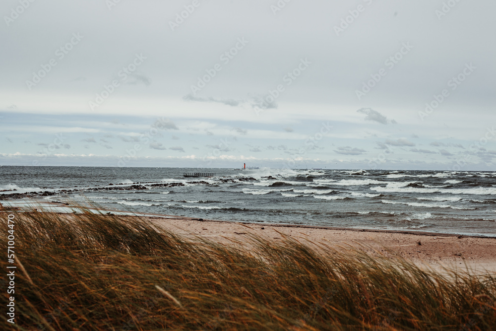 Spiaggia di Riga città e capitale della Lettonia. Mangalsala breakwater ...
