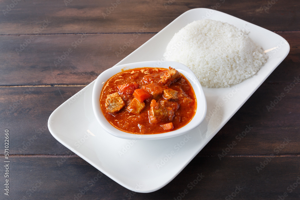 Mafé de poulet - plat typique de Sénégal. Cuisine africaine. foto de ...