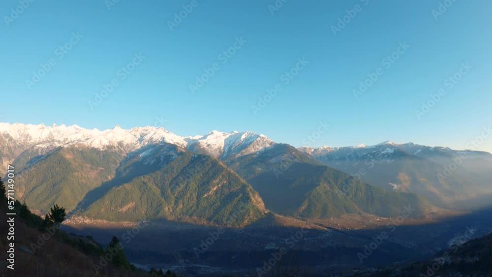 Video „Sun rays coming through the mountains of the Himalayan mountain ...