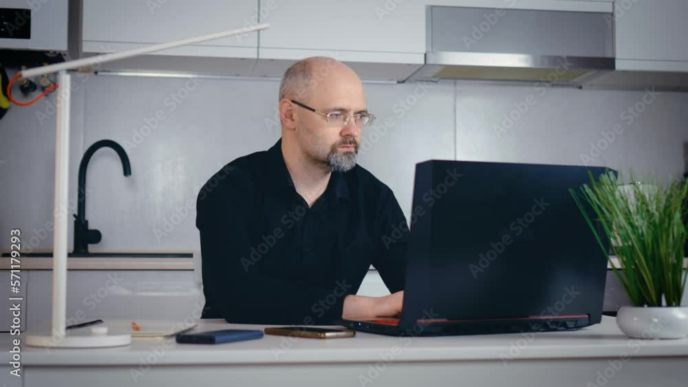 Vidéo Stock Handsome caucasian man working on laptop computer while ...