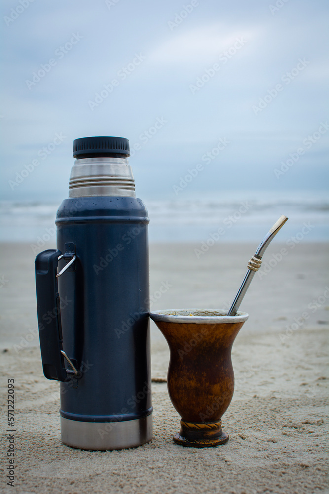 copa de mate con sorbete o bombilla de alpaca y termo de acero sobre la ...