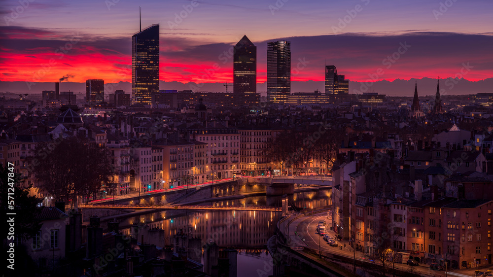 Paysage urbain de la ville touristique de Lyon en France, au crépuscule ...