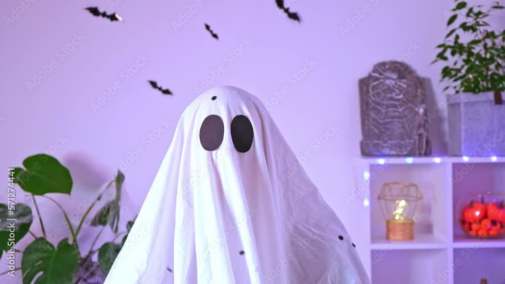 Vidéo Stock White ghost costume for Halloween party with neon lights in ...
