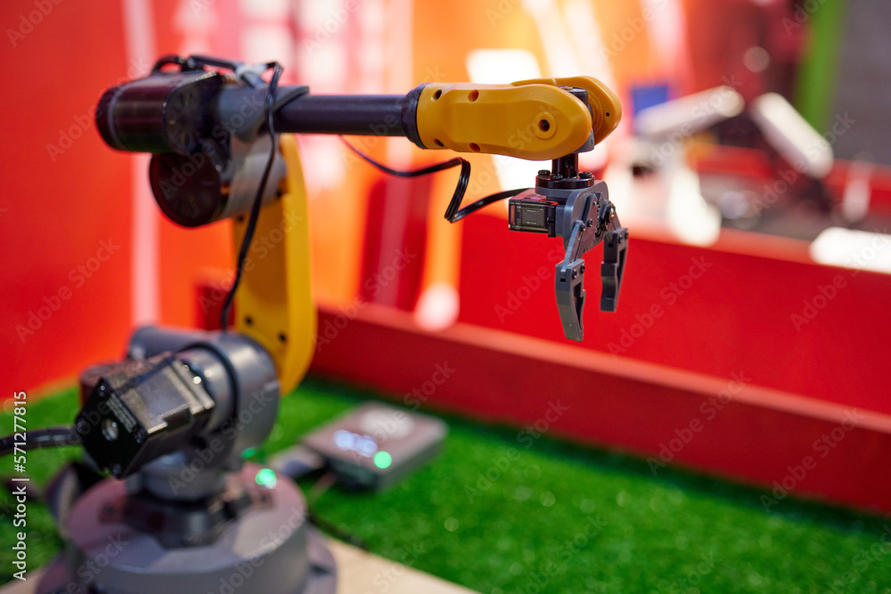 Mobile self-propelled robot. Mobile crawler robot with arm manipulator ...