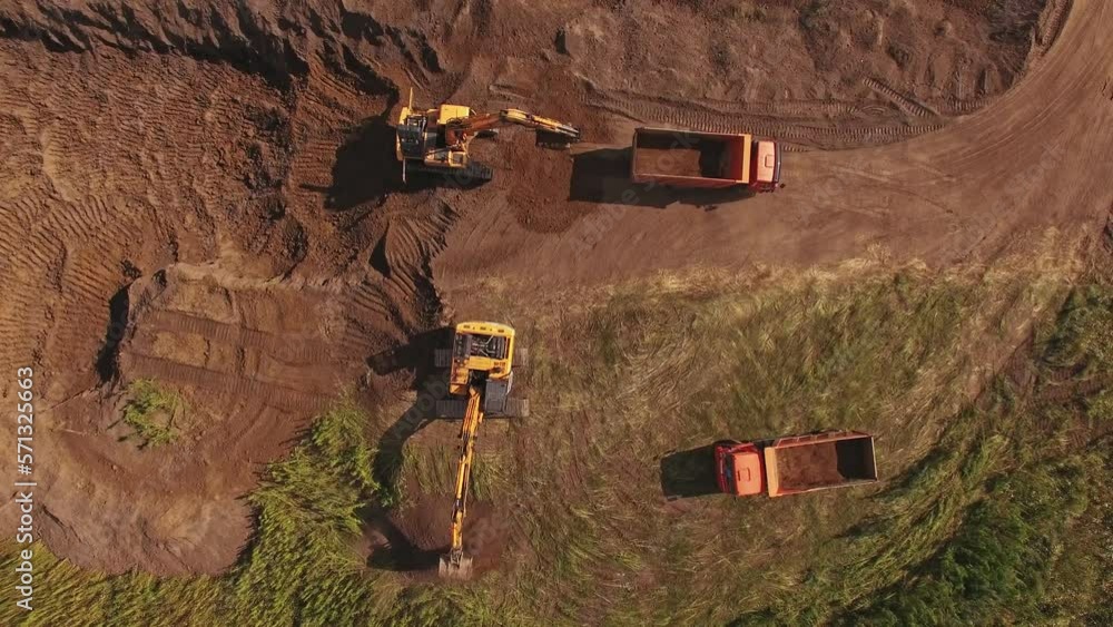 Vidéo Stock Construction excavators is working and digging at ...