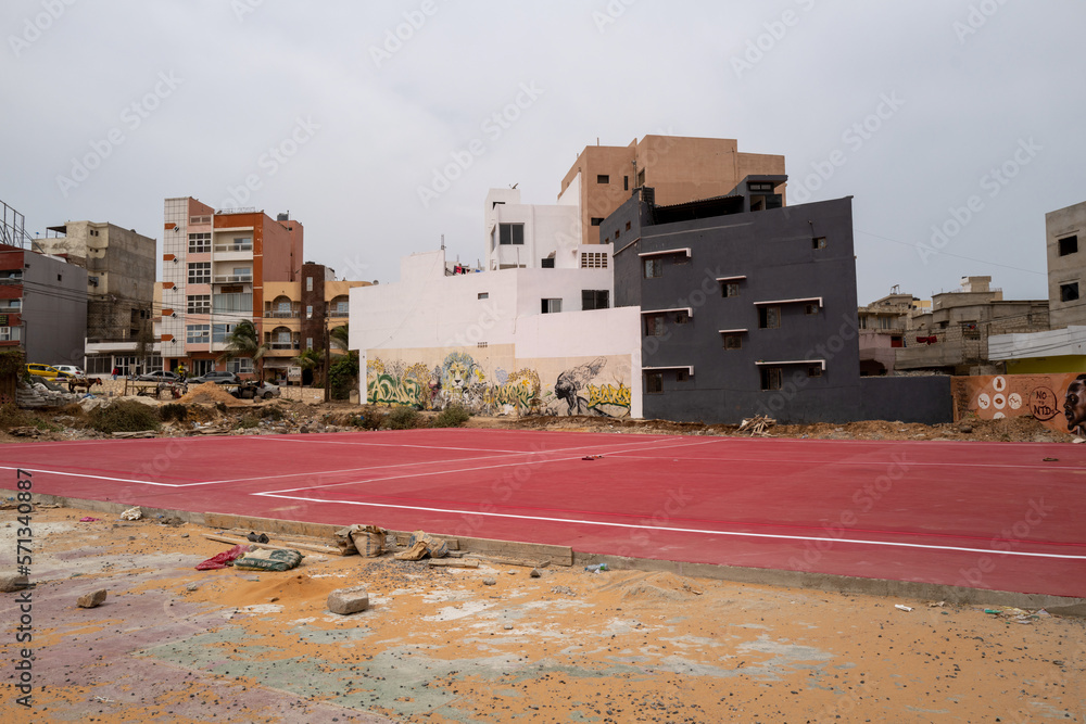 Construction d'un terrain de sport dans le quartier de Ouakam à Dakar, Sénégal Stock Photo ...