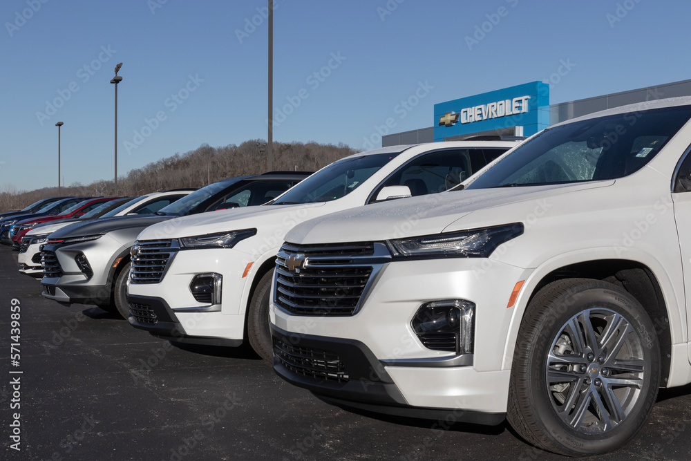 Foto de Chevrolet Traverse display at a dealership. Chevy offers the ...