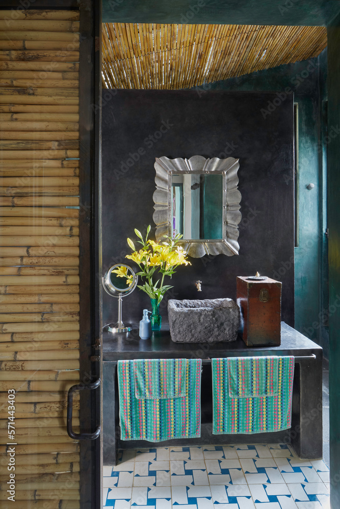 Baño rústico de paredes y techo de carrizo, con mesa y paredes de ...