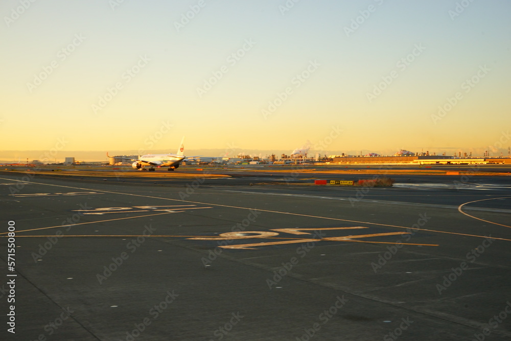 JAL Aircraft at Haneda Airport Terminal - 羽田空港 ターミナル JAL 飛行機 Stock ...
