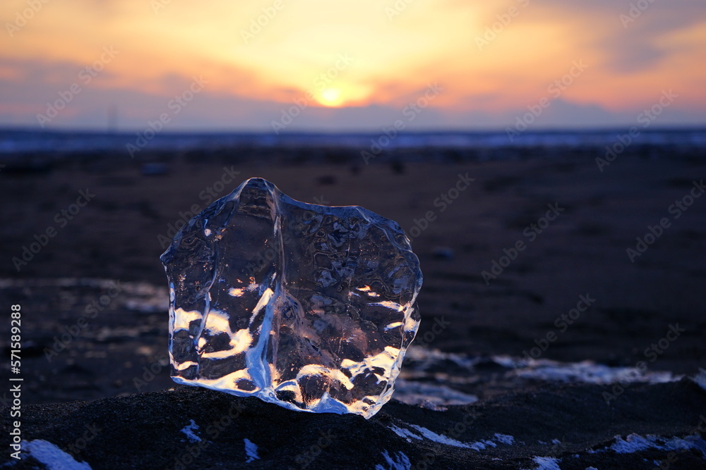Foto de Jewelry Ice, Glittering Frozen Ice Gemstone on Otsu Beach in ...