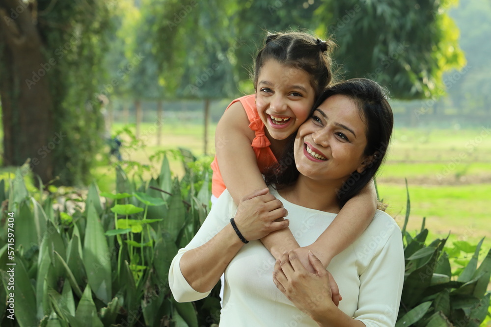 Foto De Happy Indian Mother And Daughter Having A Good Time In Park