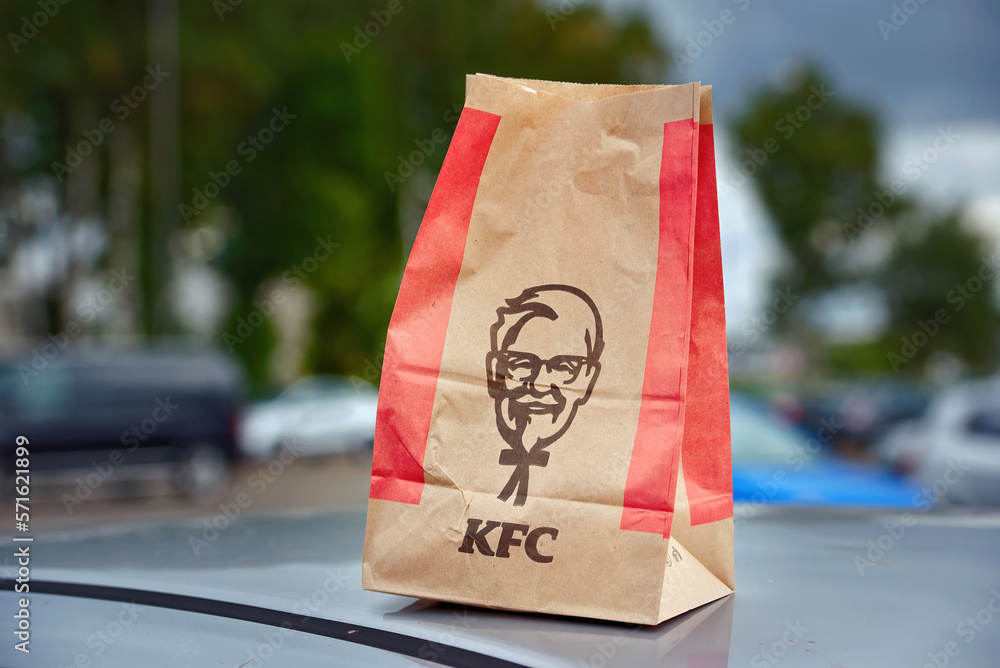 Minsk, Belarus. Sep 2022. KFC Paper bag stands on roof of parked car at ...