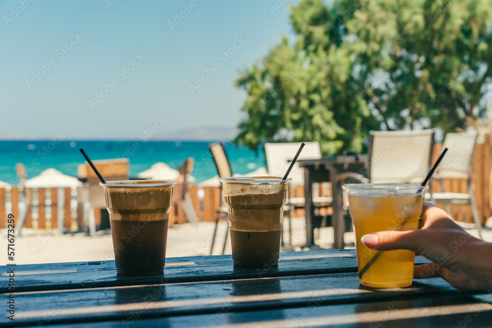 Zimne napoje latem nad Morzem Egejskim. Stock Photo | Adobe Stock