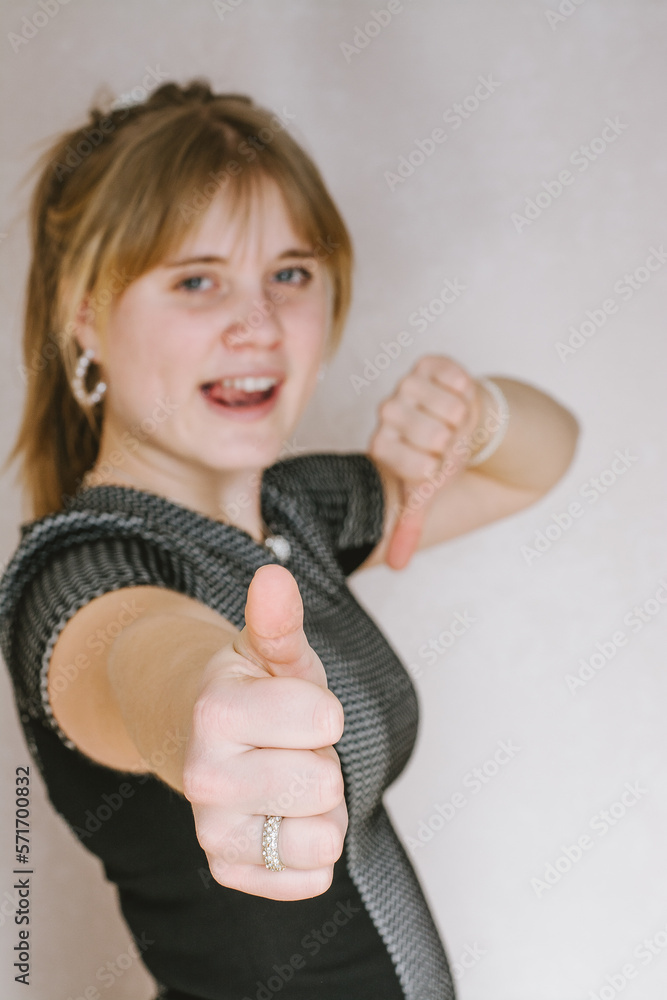 Daumen hoch, Daumen runter Stock Photo | Adobe Stock