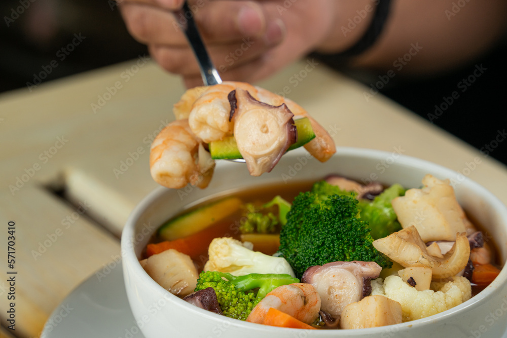 sopa de mariscos pulpo camarón callo de hacha verduras Stock Photo ...