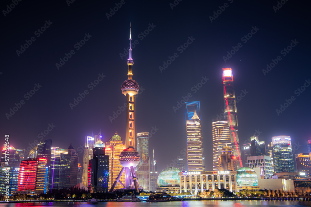 Foto de SHANGHAI - JAN 2023: Shanghai Pudong skyline view from the Bund ...