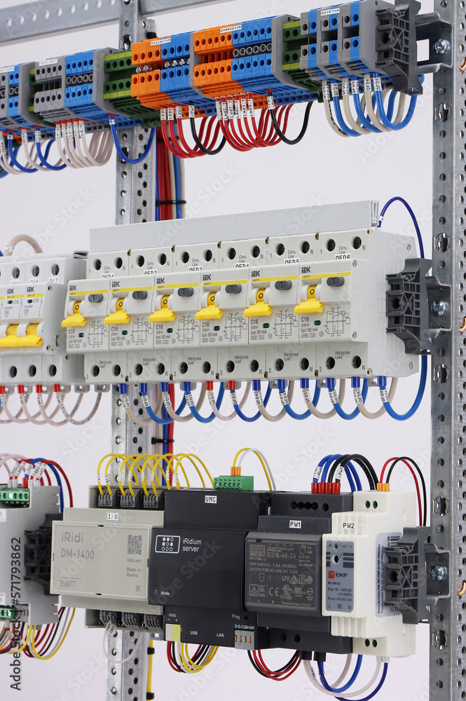 Foto de Electric switchboard with automatic current switches and ...