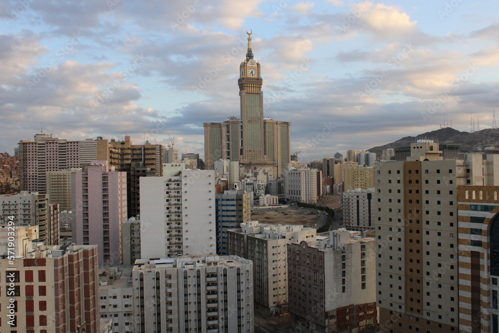 Foto de Royal Clock Tower Makkah in Makkah, Saudi Arabia. The tower is ...
