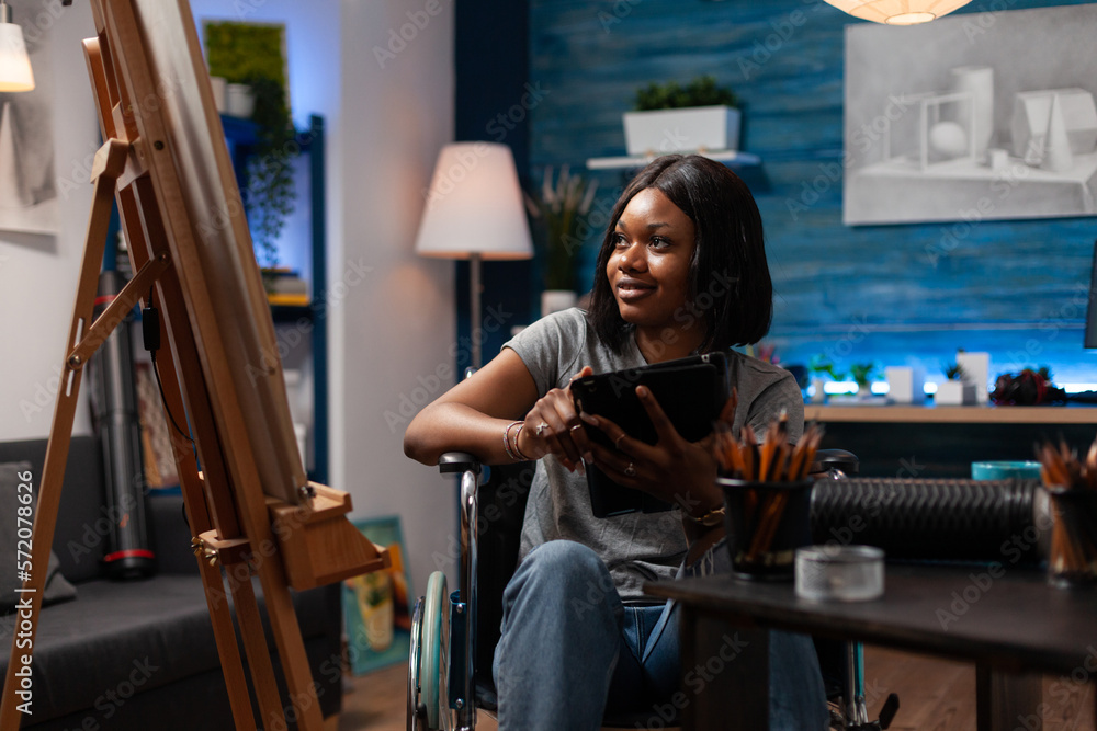 Foto de Professional female artist looking for inspiration on internet ...