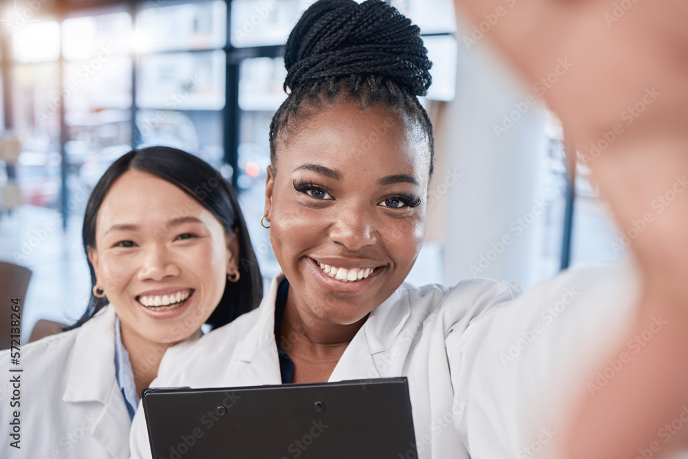 Foto de Doctor, team selfie and women friends with smile, checklist and ...