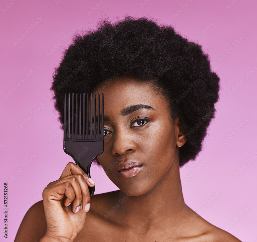 Foto de Portrait, black woman with comb and hair care with grooming ...